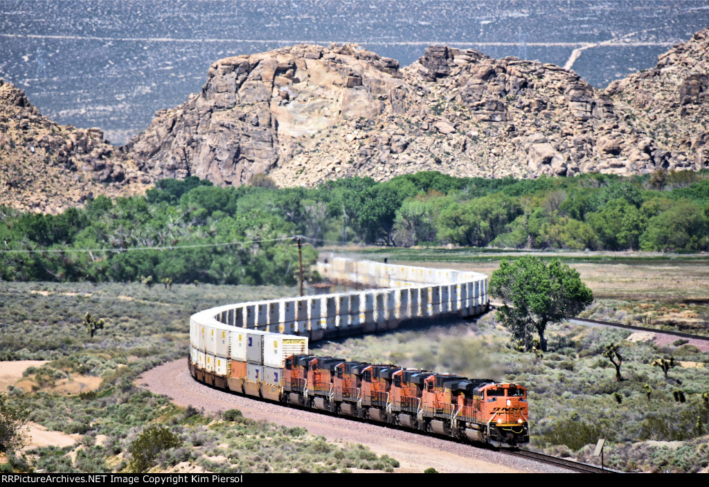 BNSF 9172 7 Locomotive EB Hunt Stack Train